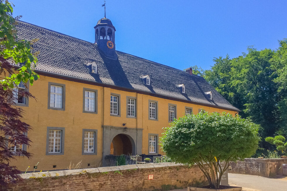 8 Interesting Castles and Palaces to See Near Cologne - Art of Touring